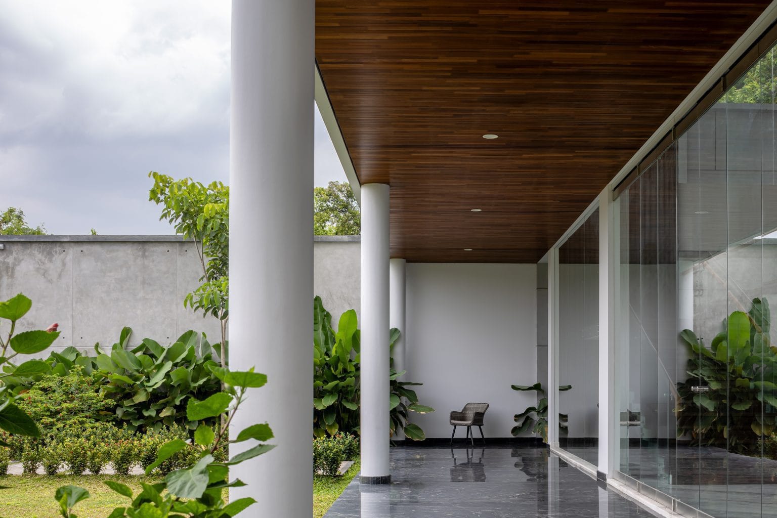Gaya Arsitektur Modern Tropis - ConArch Studio